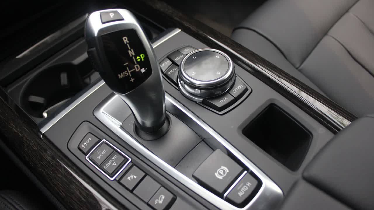 自动挡车上的加减号啥意思?很多车主用错了,现在知道还不晚