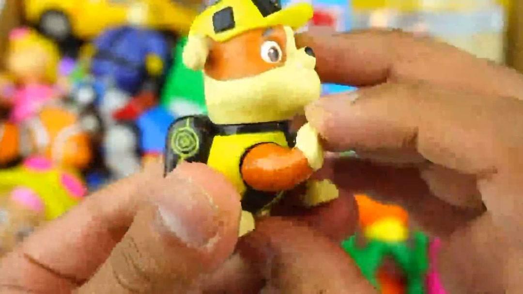 玩具盒子里的小汽车机器人卡通玩偶展示