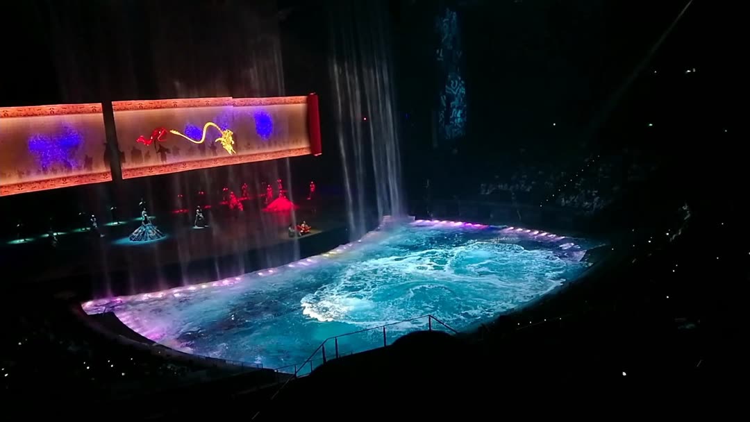 舞台效果很震撼 跳水和杂技演员功底扎实 只是能不能换个剧情?