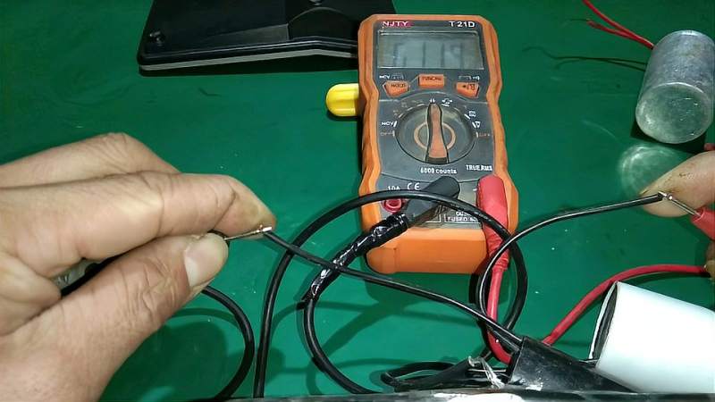 今天教大家怎么用数字万能表测量电容的容量大小看看吧