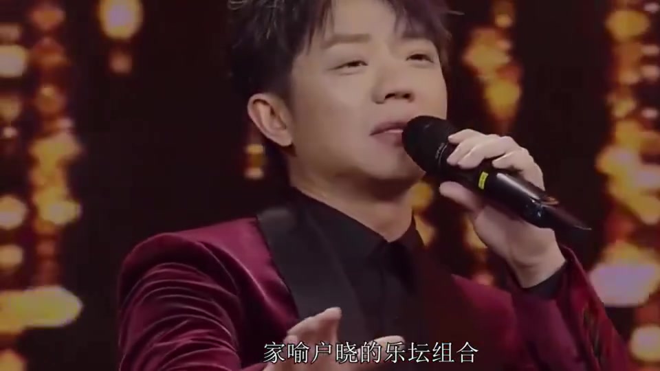 时隔多年,凤凰传奇终于再度唱起晚会神曲,前奏一响谁的DNA动了?
