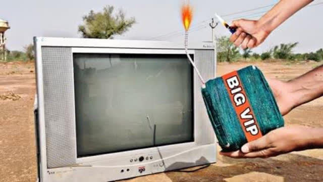 巨型鞭炮能炸坏电视机吗?印度小伙奇葩测试,场面太飒了