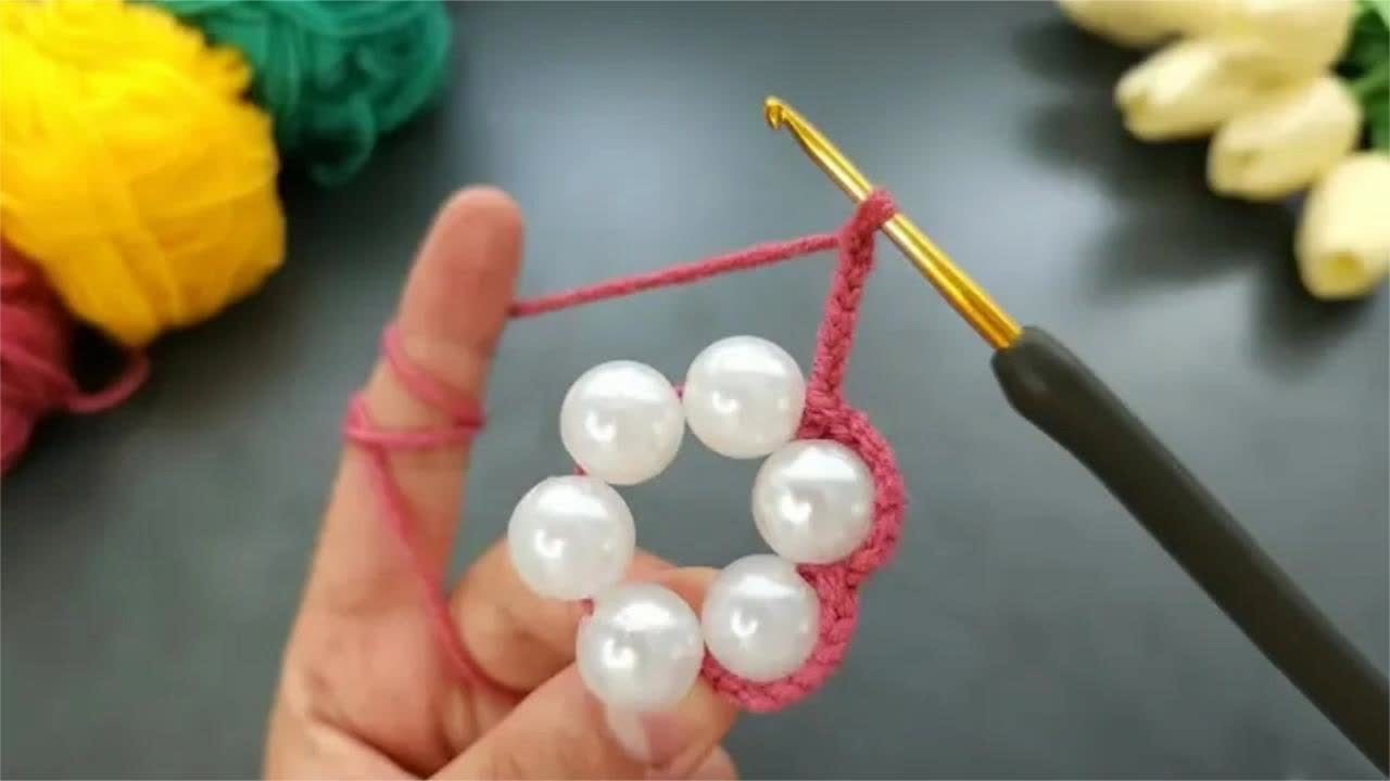 将毛线钩在珠子上,编织成漂亮的小花朵,简单又好看