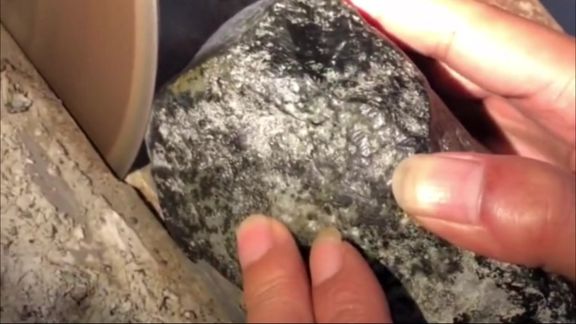 挑战一块会卡敞口的翡翠原石,可以成功收获冰种手镯吗?