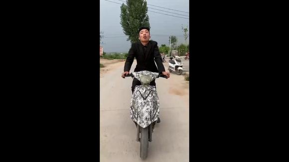 见证自行车电动车和摩托车的神技吧