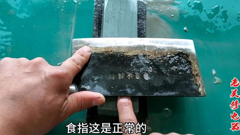 菜刀变钝怎么办？从业50多年的磨刀师傅教我一招，菜刀立马锋利无比