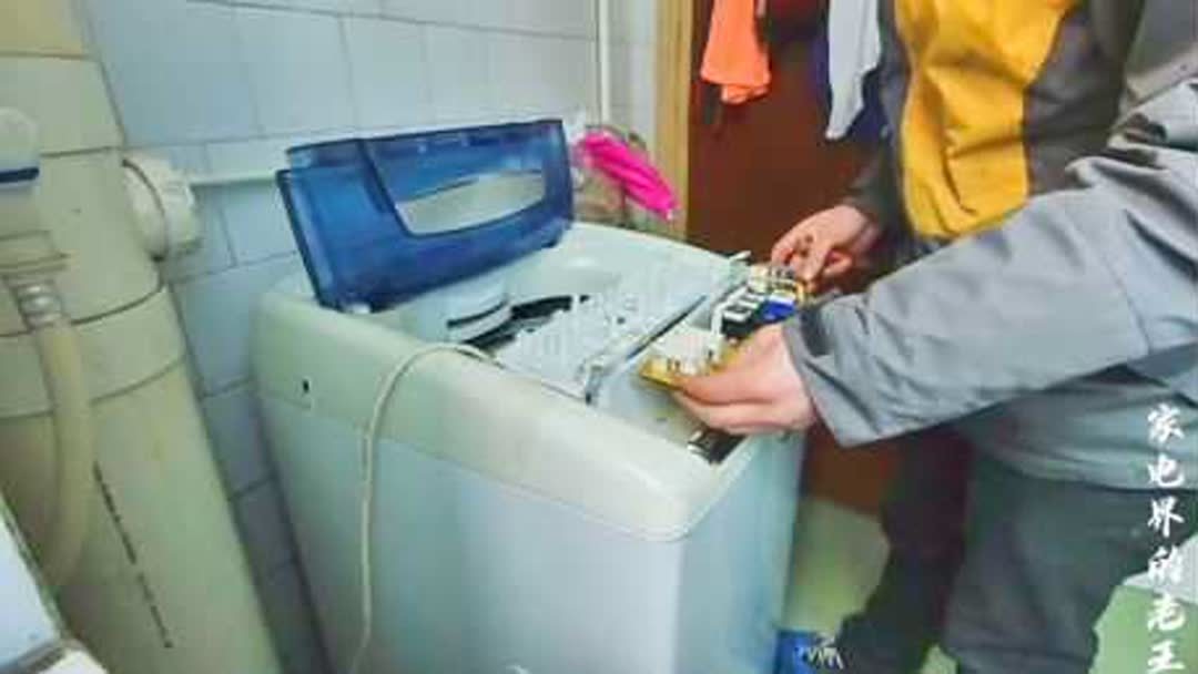 洗衣机放到这个位置,导致不通电,老王还差一点把故障判断错误