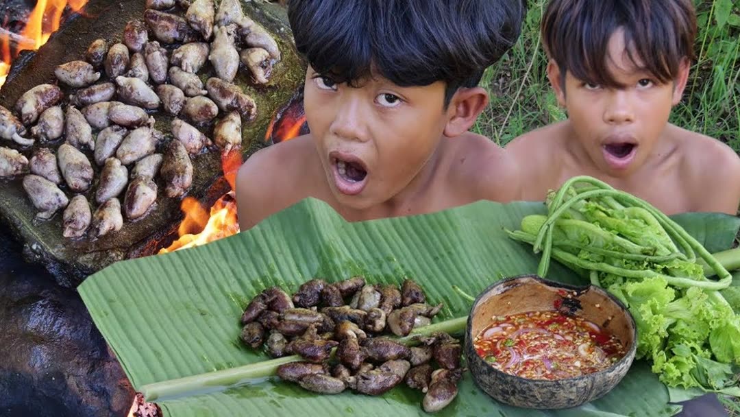 野外求生:牛人小孩烹饪鸡心脏,太厉害了