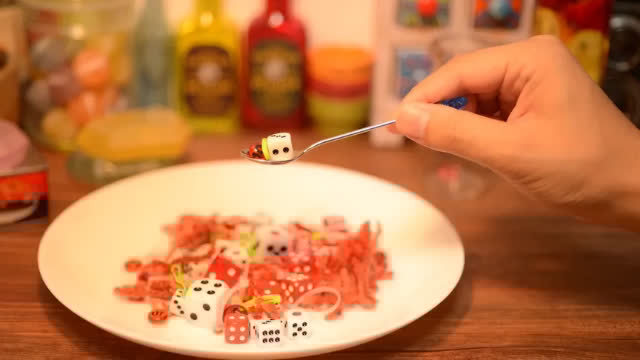 调皮小鸡惨变鸡丝豆腐沙拉迷你食玩创意定格动画