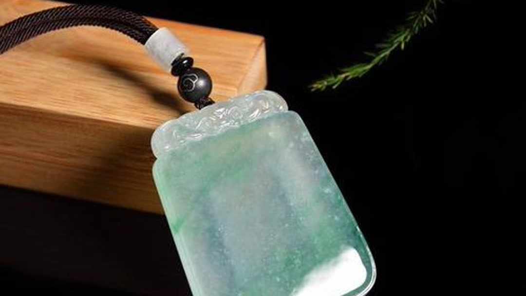 从市场上淘来的山水翡翠牌,这个价格值吗?