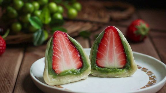 这款甜点味道清新甜蜜,超高颜值,做法简单,不用烤箱也能做