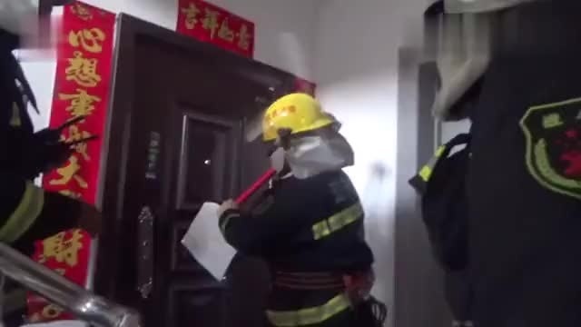 家中灶台开着火,人却被反锁门外