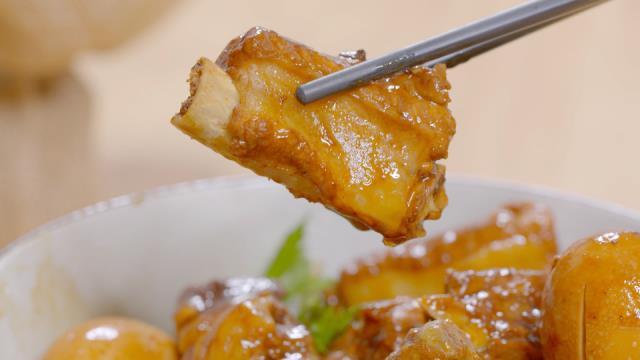 最简单的红烧排骨家常做法,还附带一碗美味卤蛋!