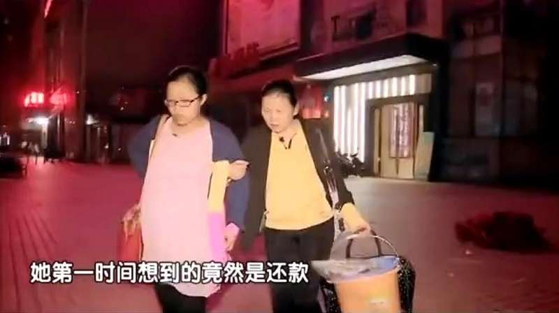 孕妈破水却先去银行还信用卡,妈妈连的士都分不清一家人情况百出