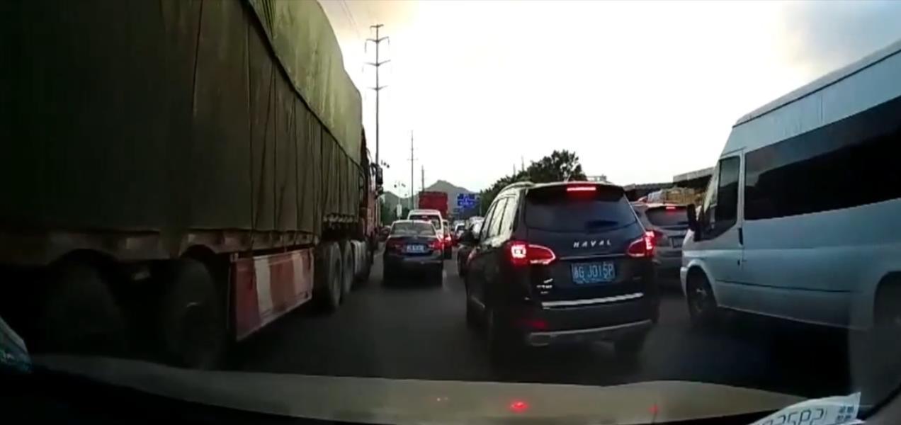 车祸合集:电动车闯红灯,跟拐弯的小汽车撞到了一起