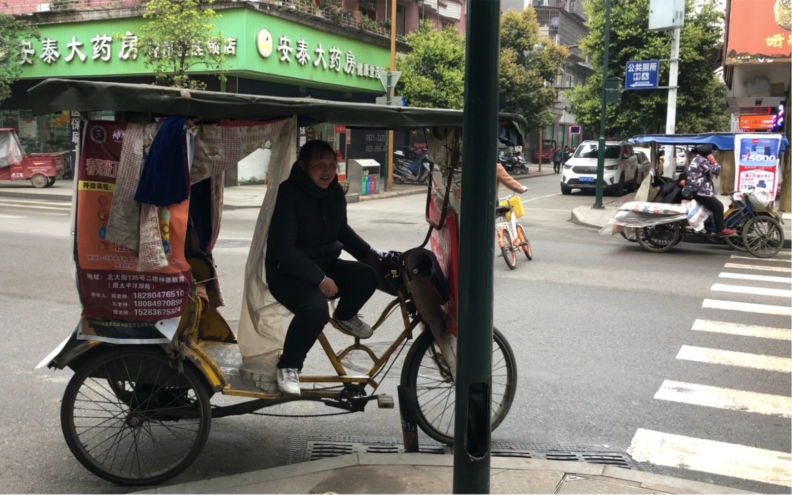 川渝地区,唯一有人力三轮车的县城就是宜宾南溪,起步价只要5元