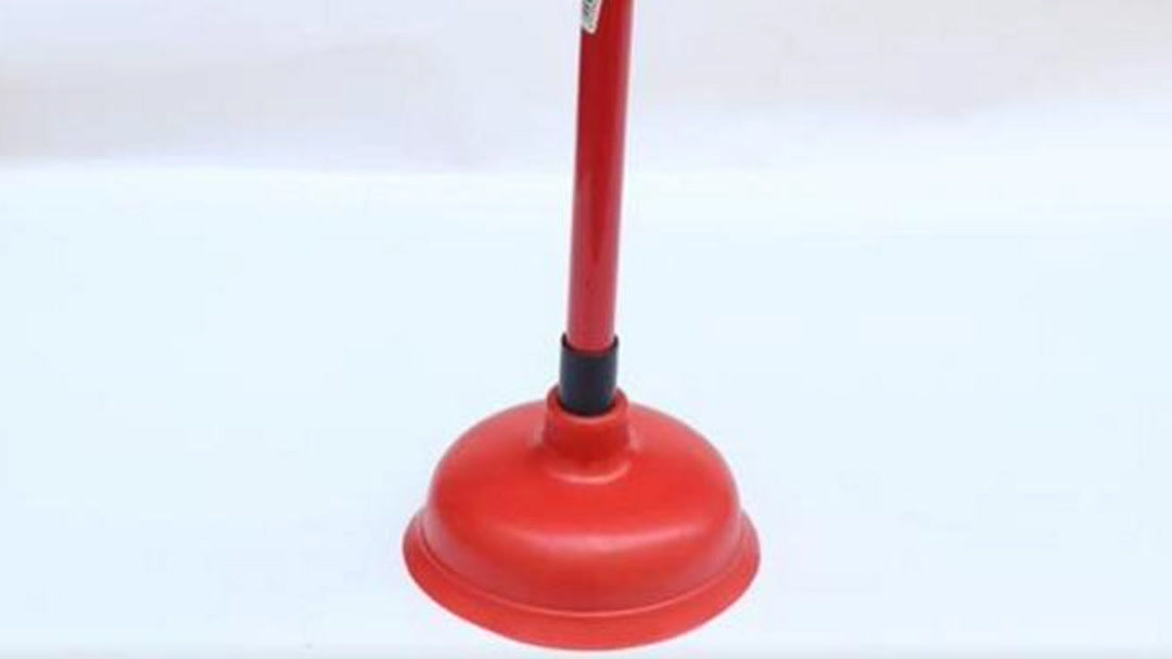 马桶堵塞不用慌!教你一个小妙招,自制马桶搋子,轻松疏通马桶