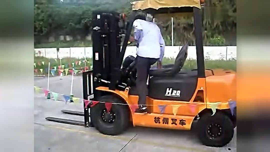 叉车驾驶操作基础教程:起步与停车