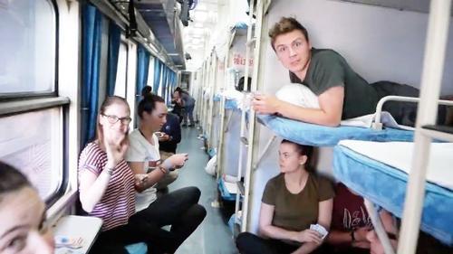 为啥坐火车不要买下铺?尤其是对于女生来说,原先其中有这猫腻