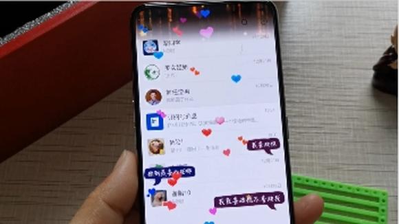 教你更换微信主题背景,还可以加上爱心特效,让你的微信焕然一新