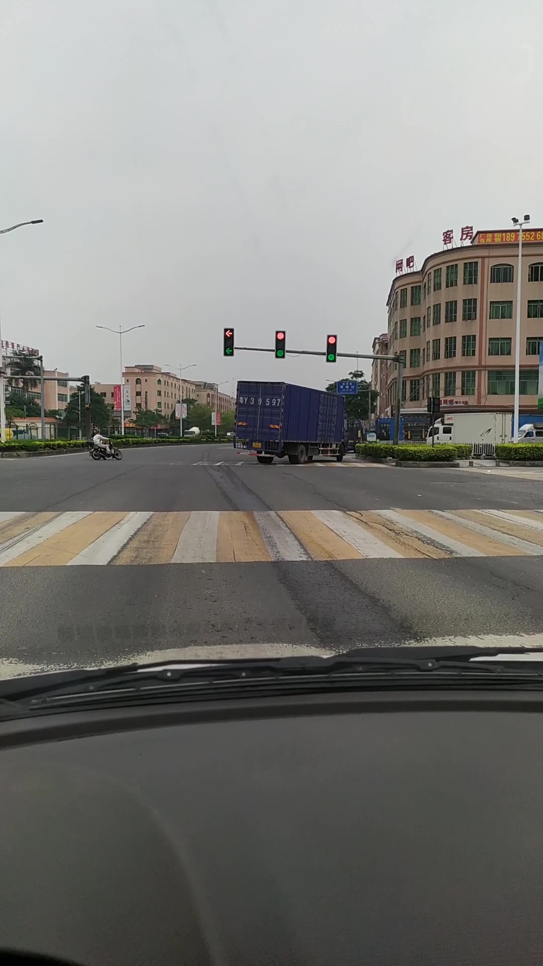 红绿灯同时亮,改怎么走(*^ワ^*)