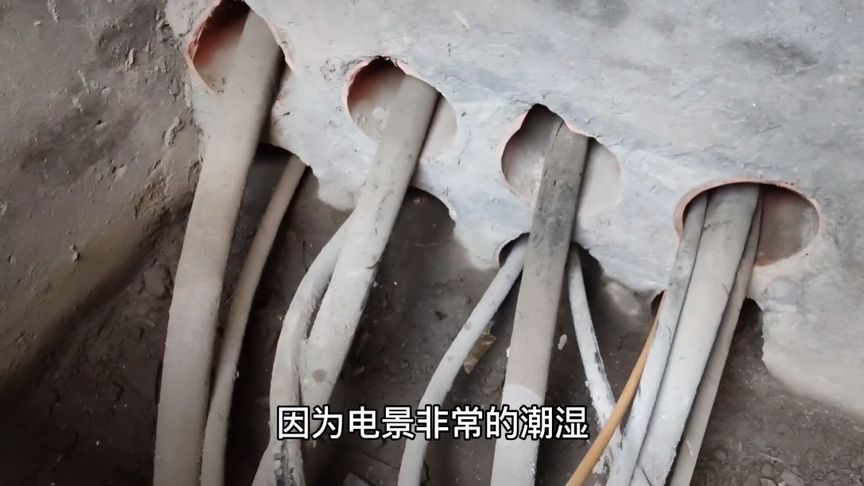 放电缆我最怕下电缆井,因为怕里面有蛇和老鼠,硬着头皮下去了