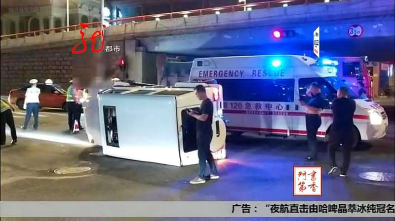 奔驰和出租车凌晨相撞 一名乘客受伤