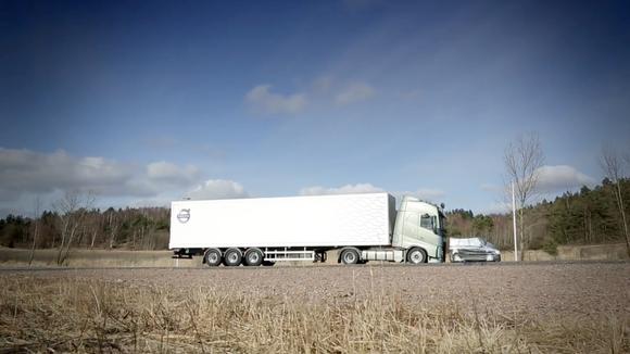 全球最牛的刹车系统!高速实测沃尔沃自动刹车,反应是人的5倍