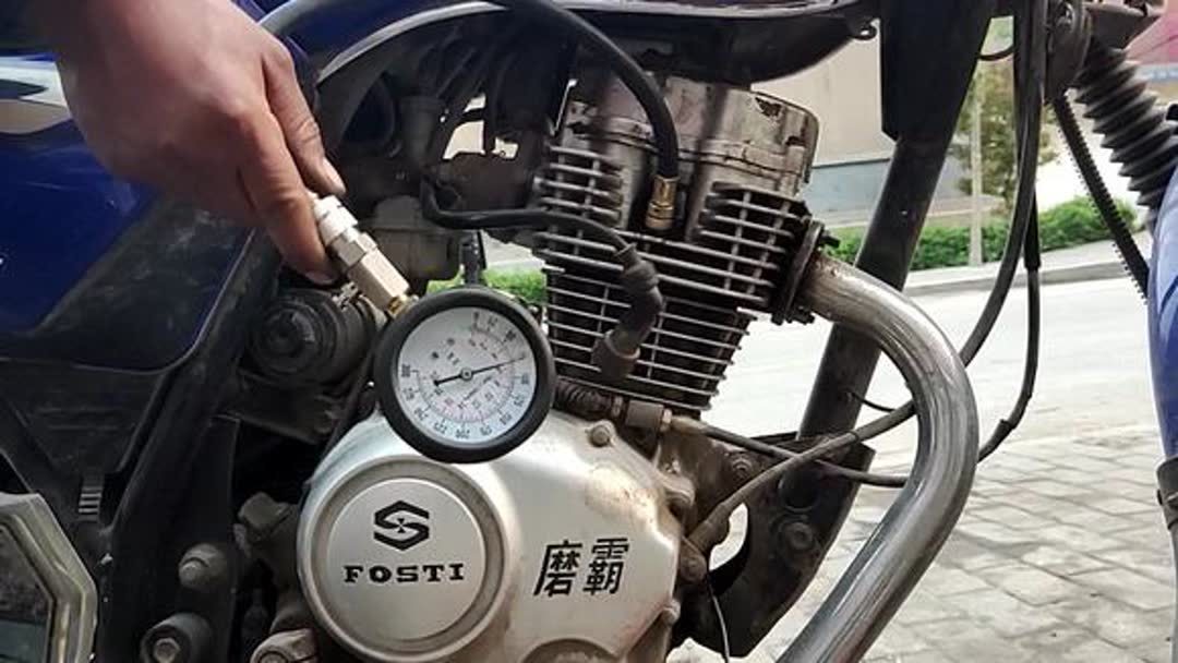 车子压缩低,师傅拿出缸压表测了下果然不行,最后妥协了。