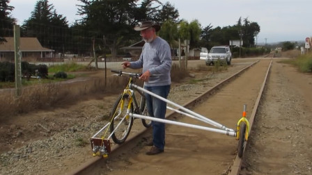老外给自行车装PC管后, 在铁轨上能来去自如, 网友: 火车来了咋办