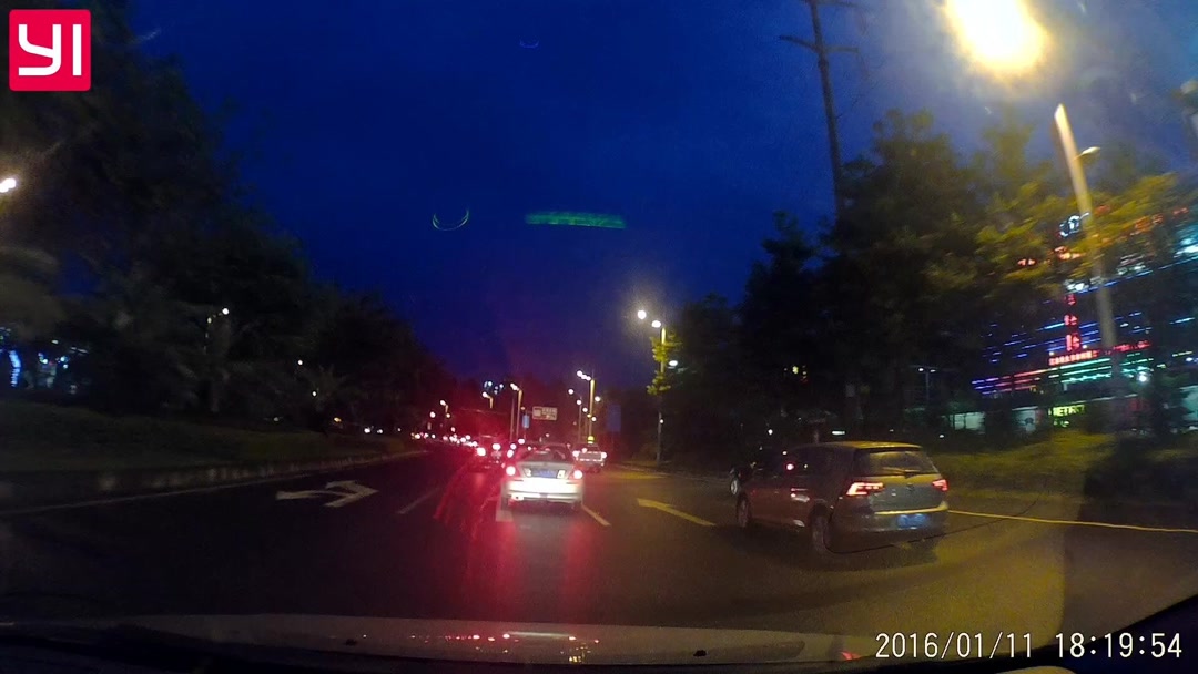 小蚁智能行车记录仪傍晚效果