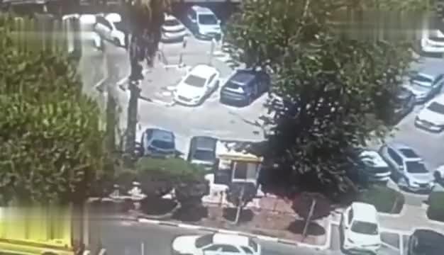 耶路撒冷一停车场地面突然塌陷,多辆车被"吞没
