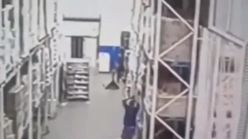 工人操作失误,叉车侧翻砸死主管,监控拍下全过程