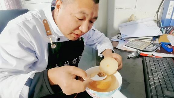 大厨用花椒炖雪梨治咽炎,又麻又甜,吃完喉咙确实好多了