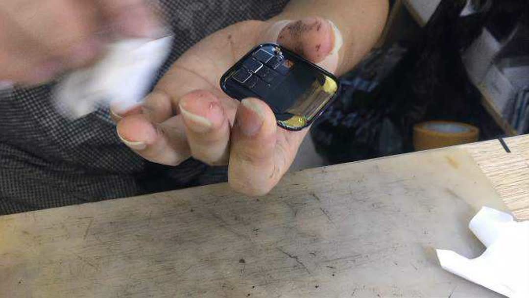 苹果手表外屏更换UV灯固胶安装