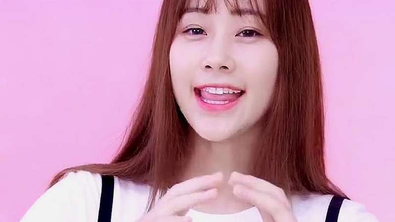 最近这个小姐姐火了,幼儿手指舞表演得真好看,一看就是专业的!