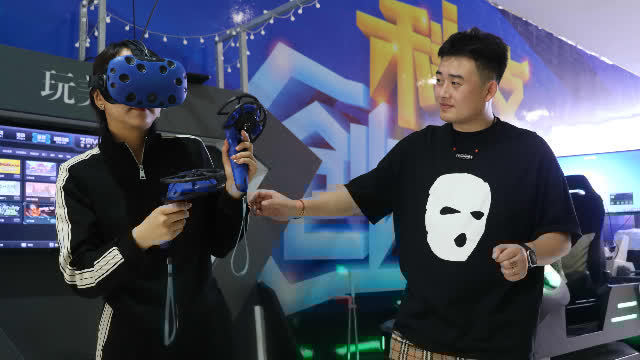 王帅带小雪体验沉浸式VR游戏,俩人的互动真甜蜜,羡煞旁人