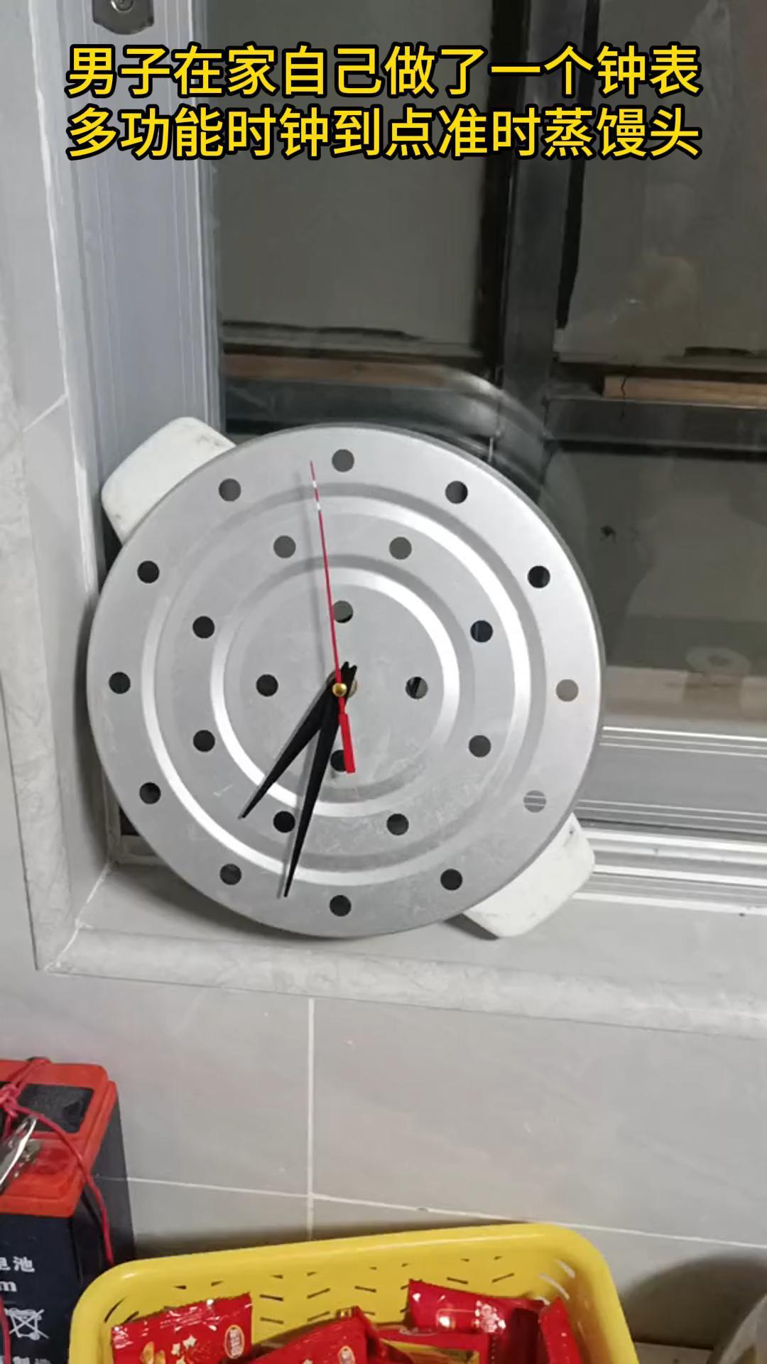 男子在家自己做了一个钟表,多功能时钟到点准时蒸馒头
