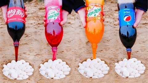 北笙实验室:四种饮料分别和曼妥思混合,反应一样么?