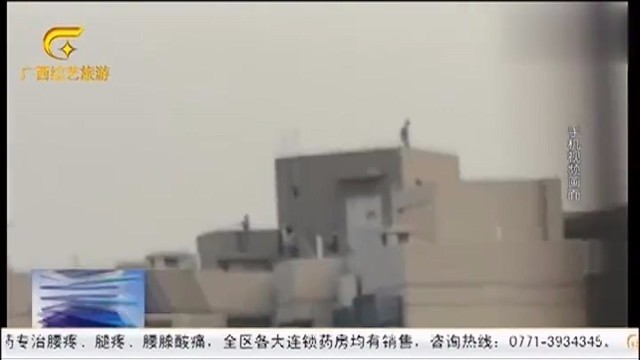 模拟"吃鸡"游戏,名小学生爬上层天台,上演"飞檐走壁"