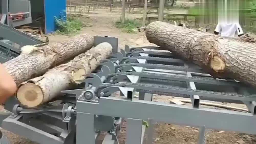 难得一见的木材加工过程,木头进去,出来就是薄木板,厉害!