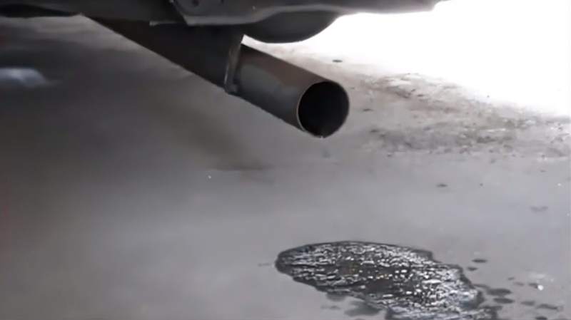 排气管“滴水”到底正常吗?滴的越多 发动机越好?小心毁车!