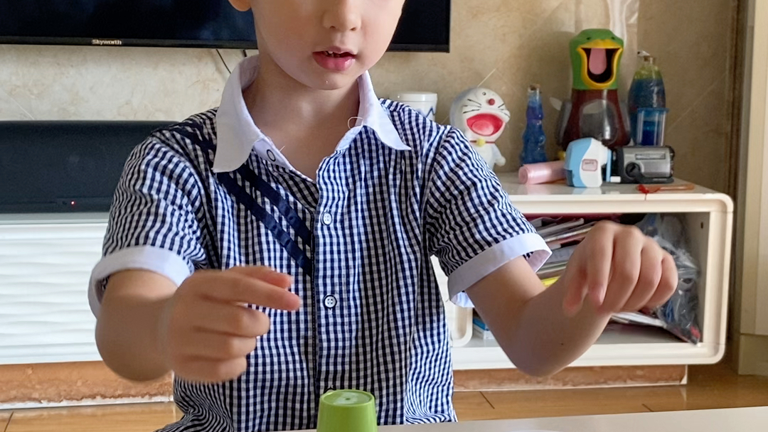 模拟魔术表演,看看自己语言的组织能力怎么样,思维有点脱节,连贯性不...