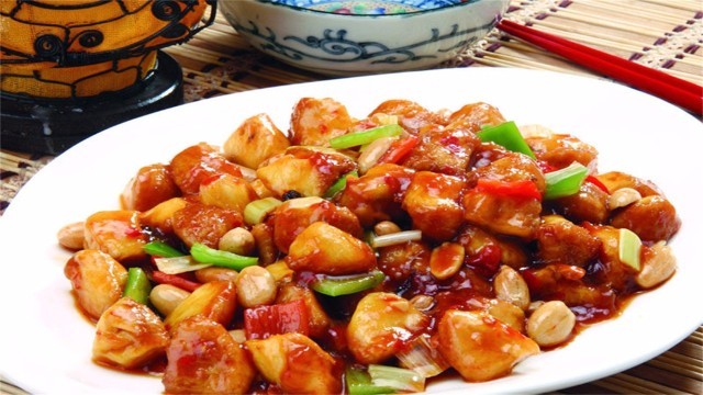 宫保鸡丁家常做法,鸡肉嫩滑入味,花生酥脆,味道不比饭店差