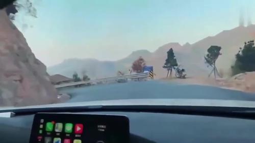 开自动挡走这种连续下坡弯道,我感觉心在飘,脚在抖