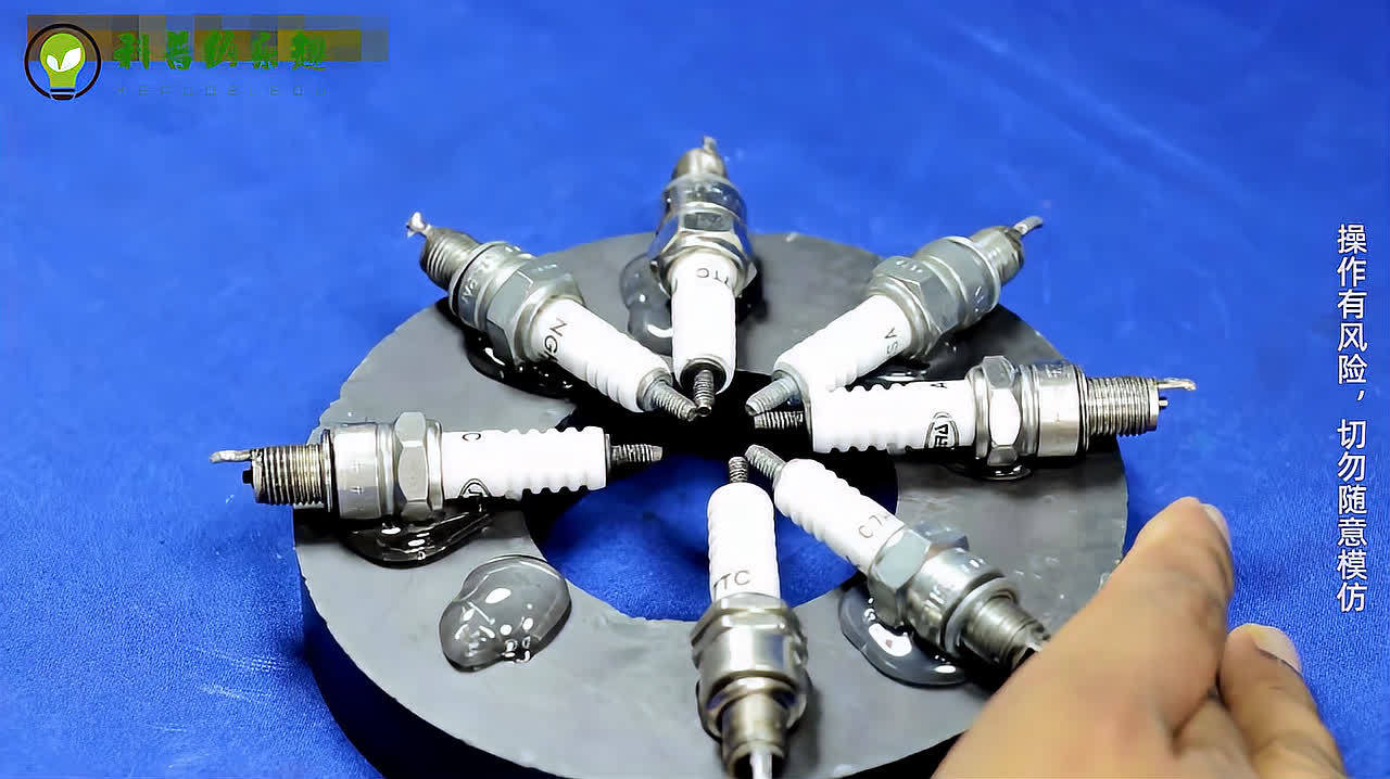 神奇科普小实验:利用磁生电发电原理,小电池点亮大灯泡,真有趣