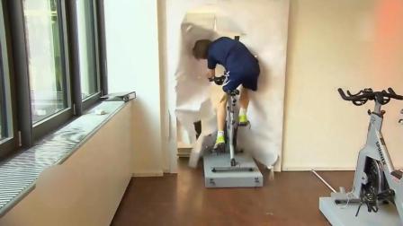 爆笑恶作剧:健身房动感单车出故障,客人直接骑车撞墙里糗了,教练现身...