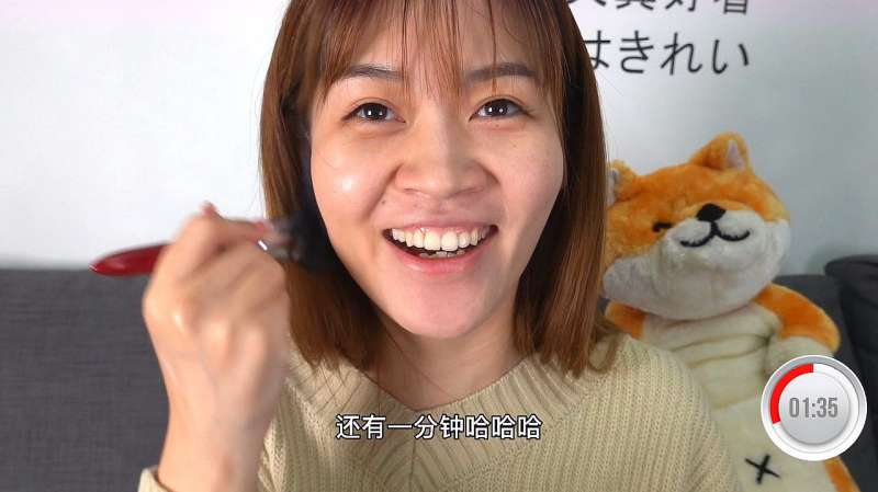 素颜零距离直面镜头,秒表倒计时挑战5分钟快速出门妆翻车现场