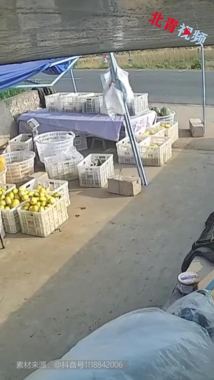 猝不及防!搅拌车侧翻砸向水果摊