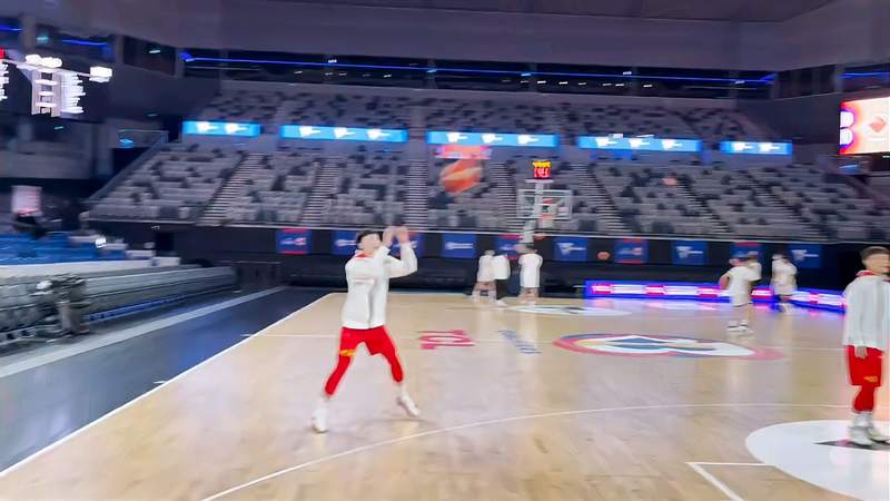 正在直播!中国男篮开始热身:胡明轩三分弹无虚发,赵睿一脸轻松